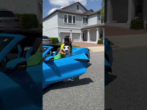 Menina do job ⚽️ diferente, alugue Maloa rental cars em #Orlando #futebol #humor