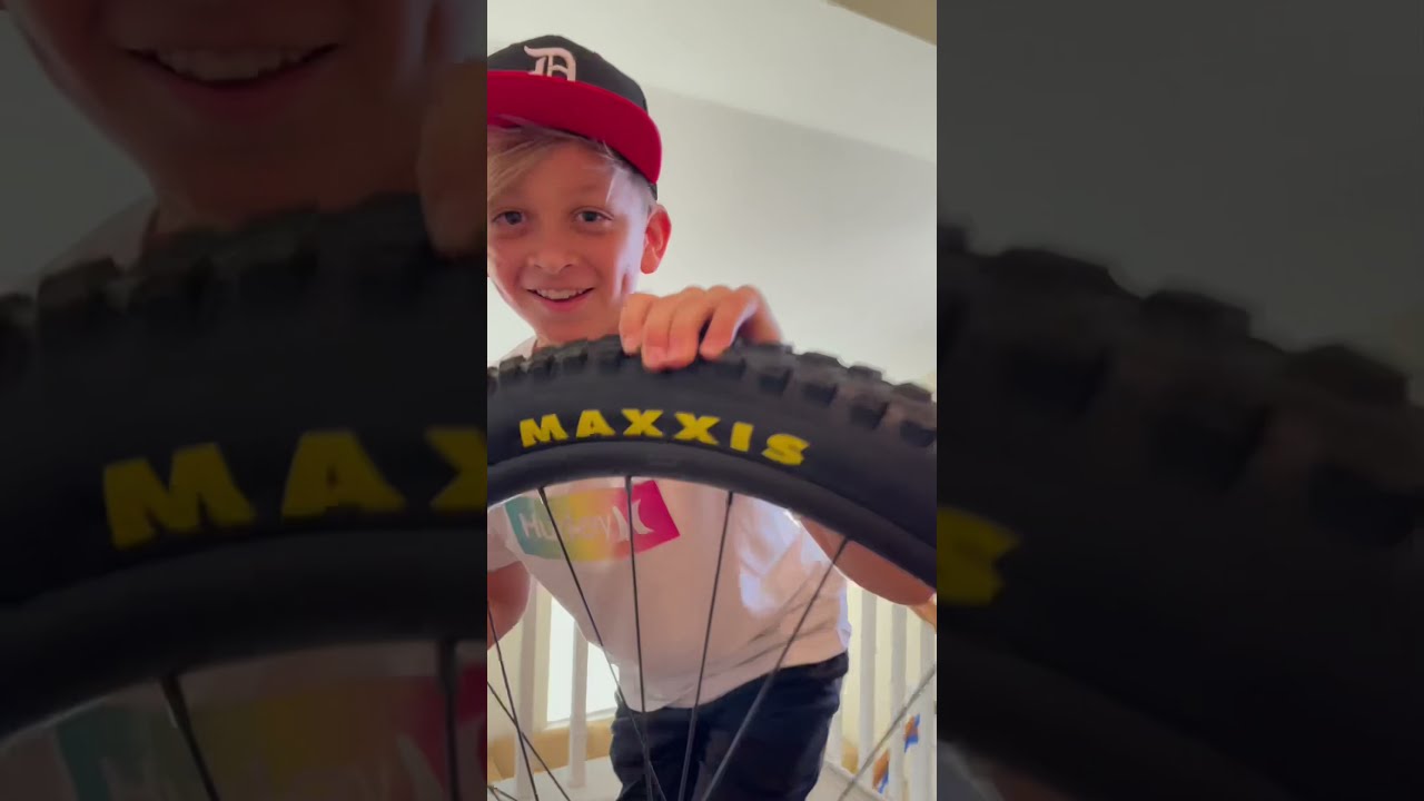 Maxxis Tire Logo - from white to yellow. #shorts