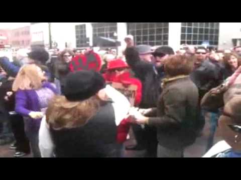 RAW VIDEO: Group Chants 'Quit Linda! Quit!'