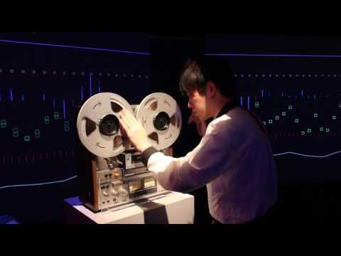 ソニーのオープンリール式テープレコーダー「TC-7660」を演奏中