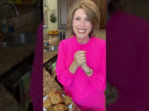 Applesauce Oatmeal Muffins RECIPE on dinnerin321.com #muffins #muffin #breakfast #bread #brunch #yum