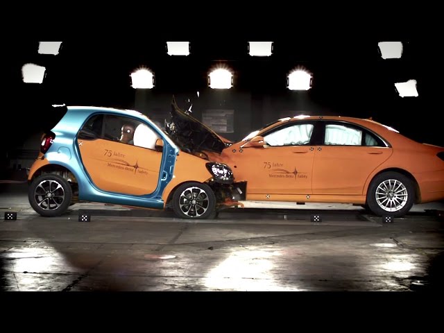 prueba de choque smart fortwo contra mercedes-benz clase S | Atracción360