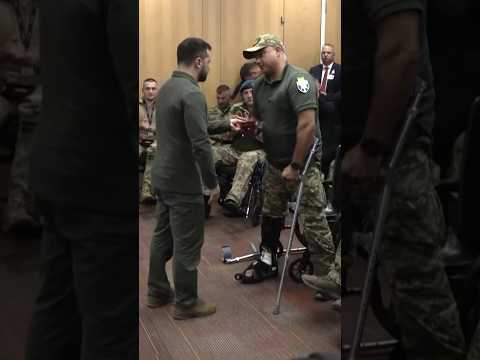 Ukraine’s Zelenskiy visits his own troops in a New York City hospital #politics #shorts