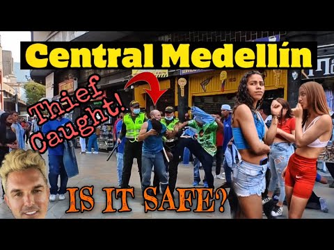 El Centro Botero Plaza Thief Arrested Caught on Camera! Wrong Way Medellín Sexy Colombian Ladies