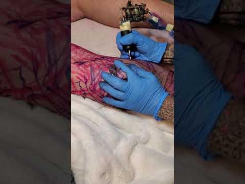 Chris Treviño tattooing