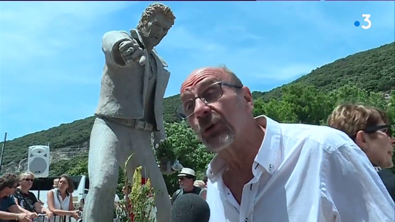 La statue hommage à Johnny Hallyday à Viviers - Gorges de l'Ardèche ...