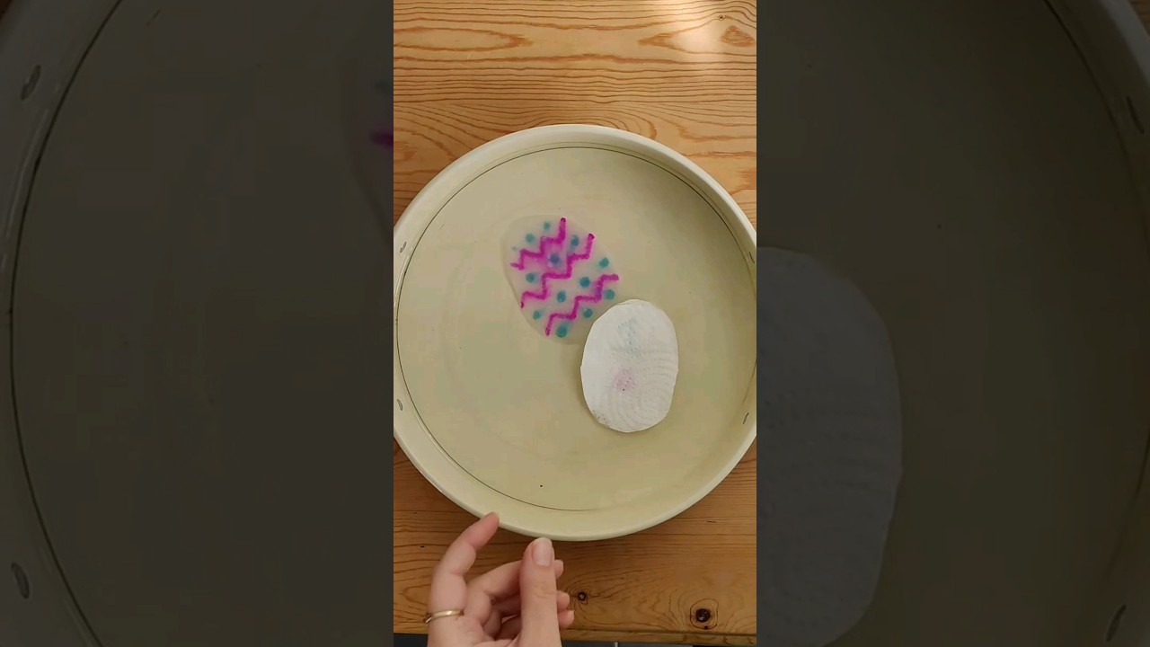 A super quick and easy Easter activity come science experiment for your toddler! #sensoryplay