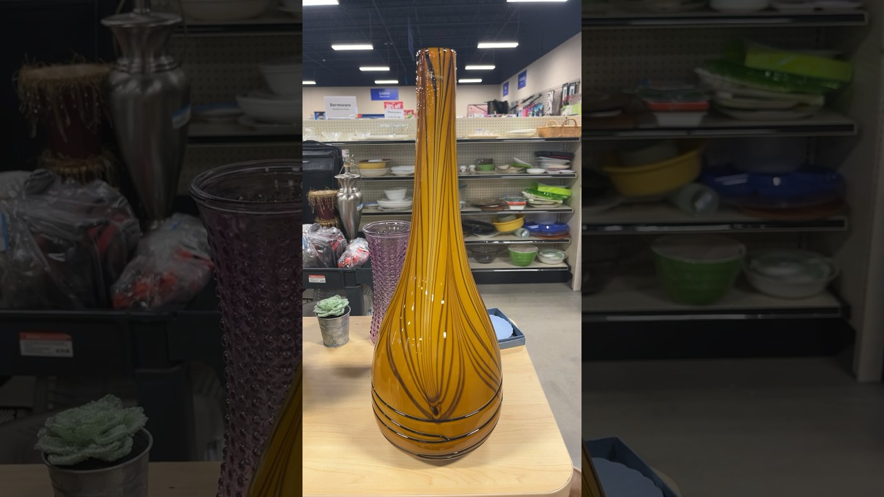 MURANO VASE @ GOODWILL #thrifting #goodwill #glass #vase #murano #muranoglass #bolo