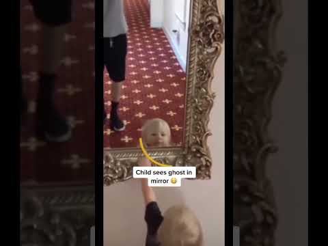 Child sees ghost in mirror 😱💀 // Follow for more scary video’s