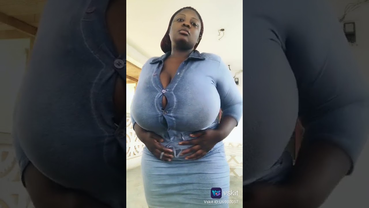 Big sexy black girl displayed her sexy breast