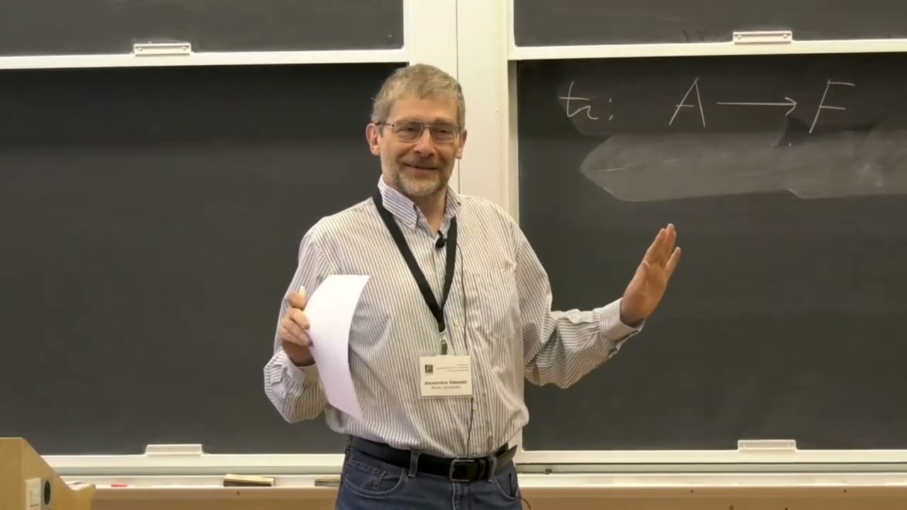 Noncommutative elliptic Poisson structures on projective spaces