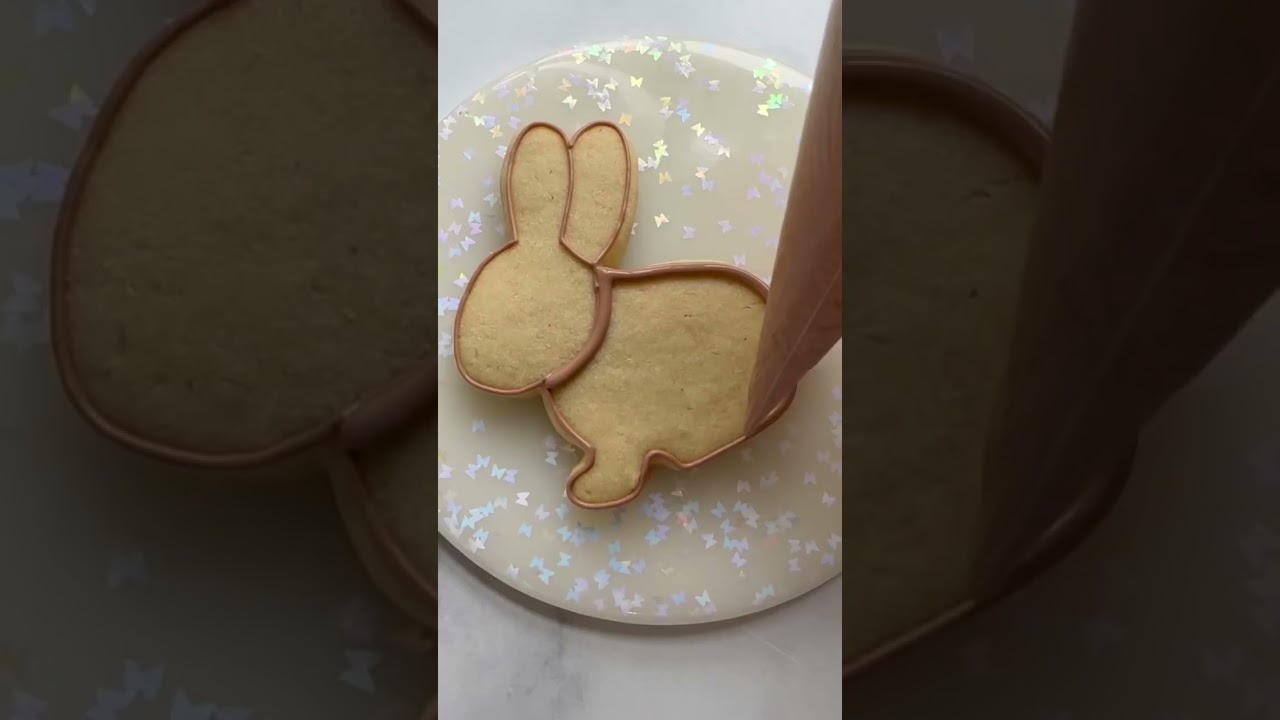 Easter bunny 🐰 cookie decorating #cookies #royalicing #decoratedcookies #easterbunny