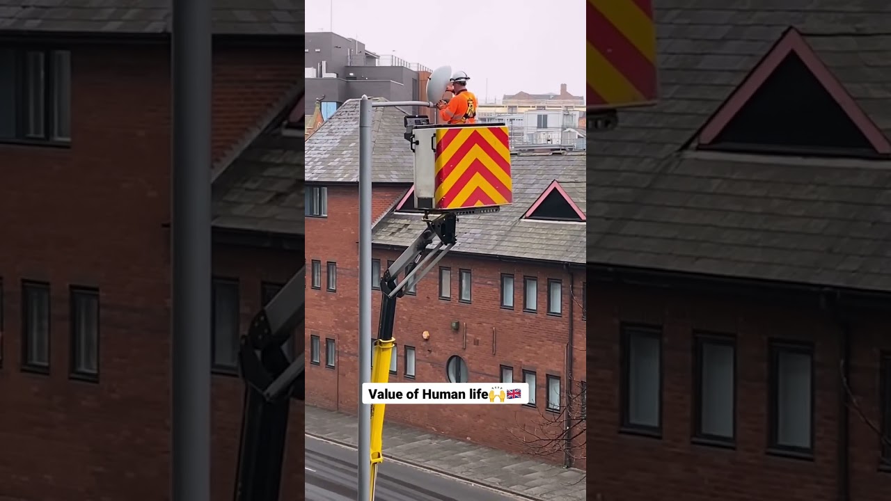 He is changing street lights #unitedkingdom #india #uttarakhand #value #life #shortsviral #england