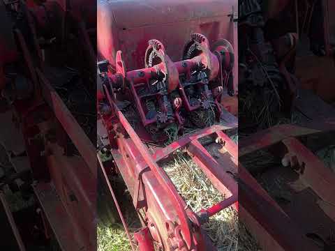 New holland super 68 knotter slow motion. #farm #newholland #sqaurebaler