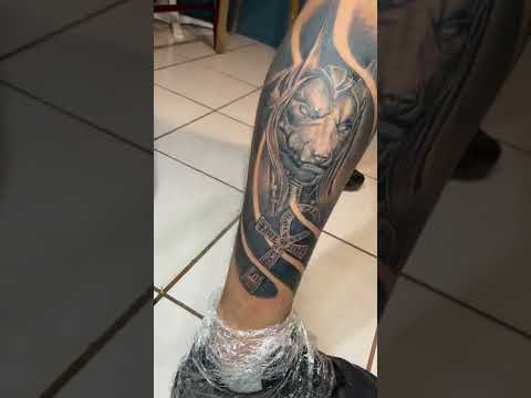 Tatuaje de Anubis en la pantorrilla 🤟🏻🖋
