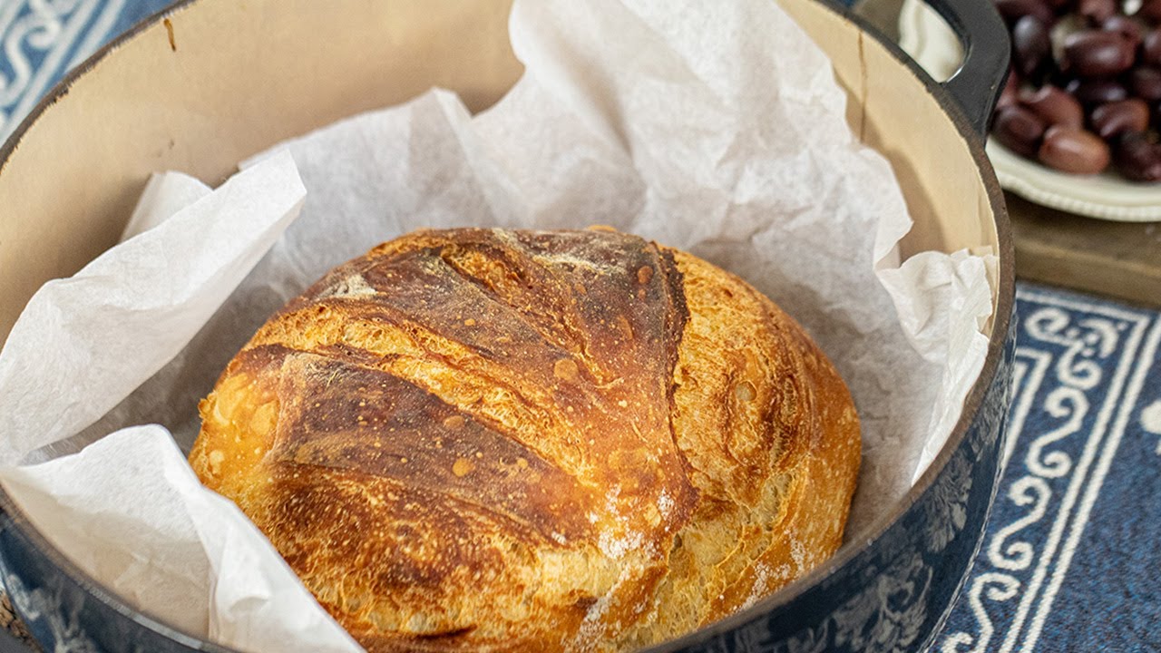 No-Knead Dutch Oven Bread (5 ingredients!)