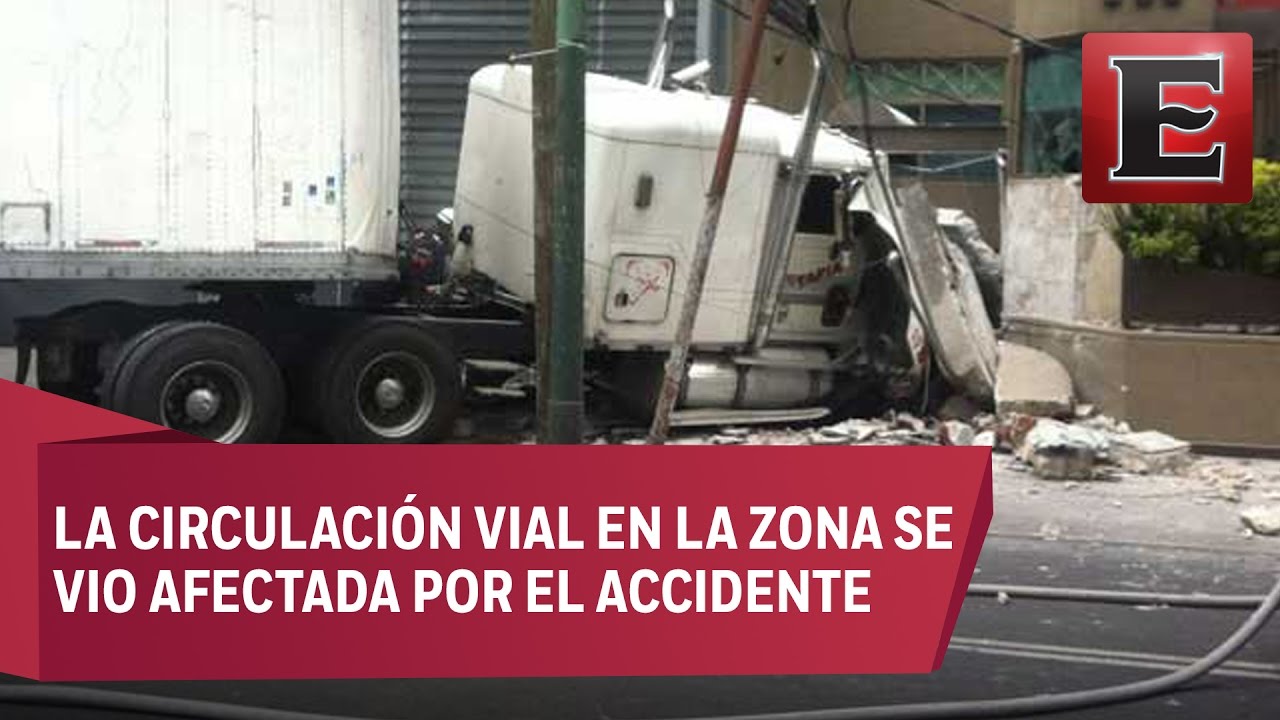 Tráiler se estrella contra inmueble en Mariano Escobedo