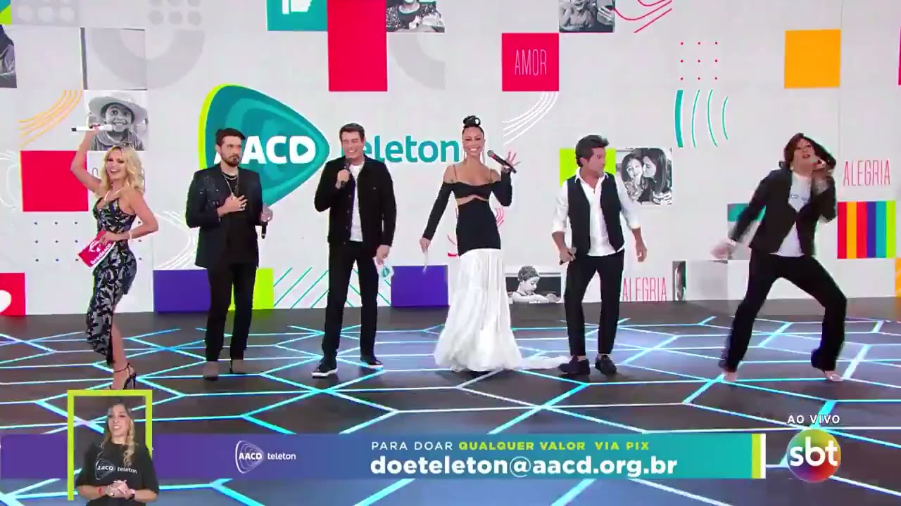 Peruca de Narcisa cai no Teleton 2021 - SBT (24/10/2021)