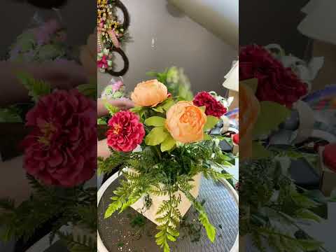 Small floral arrangements are perfect for Mother's Day! 🌻