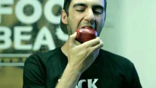 How to eat an apple the right way