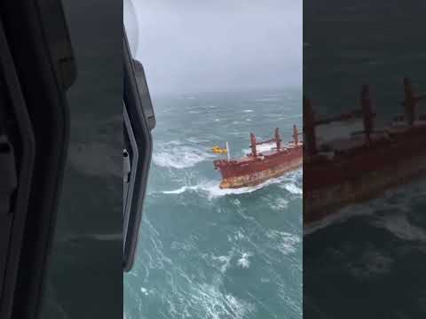 Resgatando sobreviventes em alto mar na tempestade ???? #shorts #tempestade #mar #helicopter #resgate