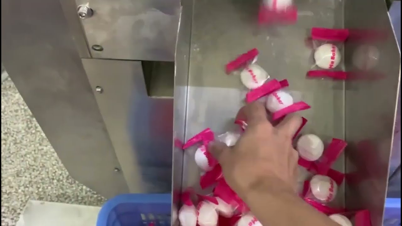 Pillow type cotton candy packaging machine