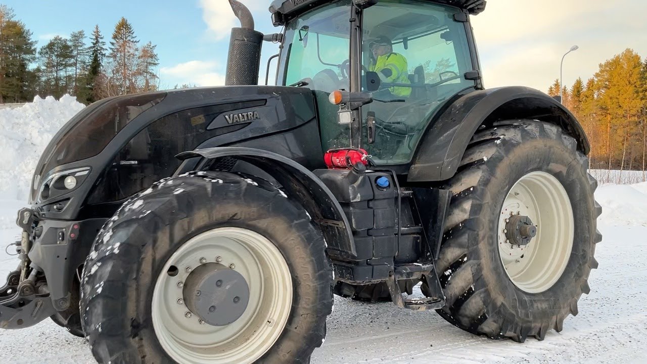 Traktor Valtra S374, Umeå, Klaravik auktioner