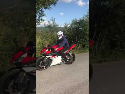 Yamaha yzf r125 slow drive-by