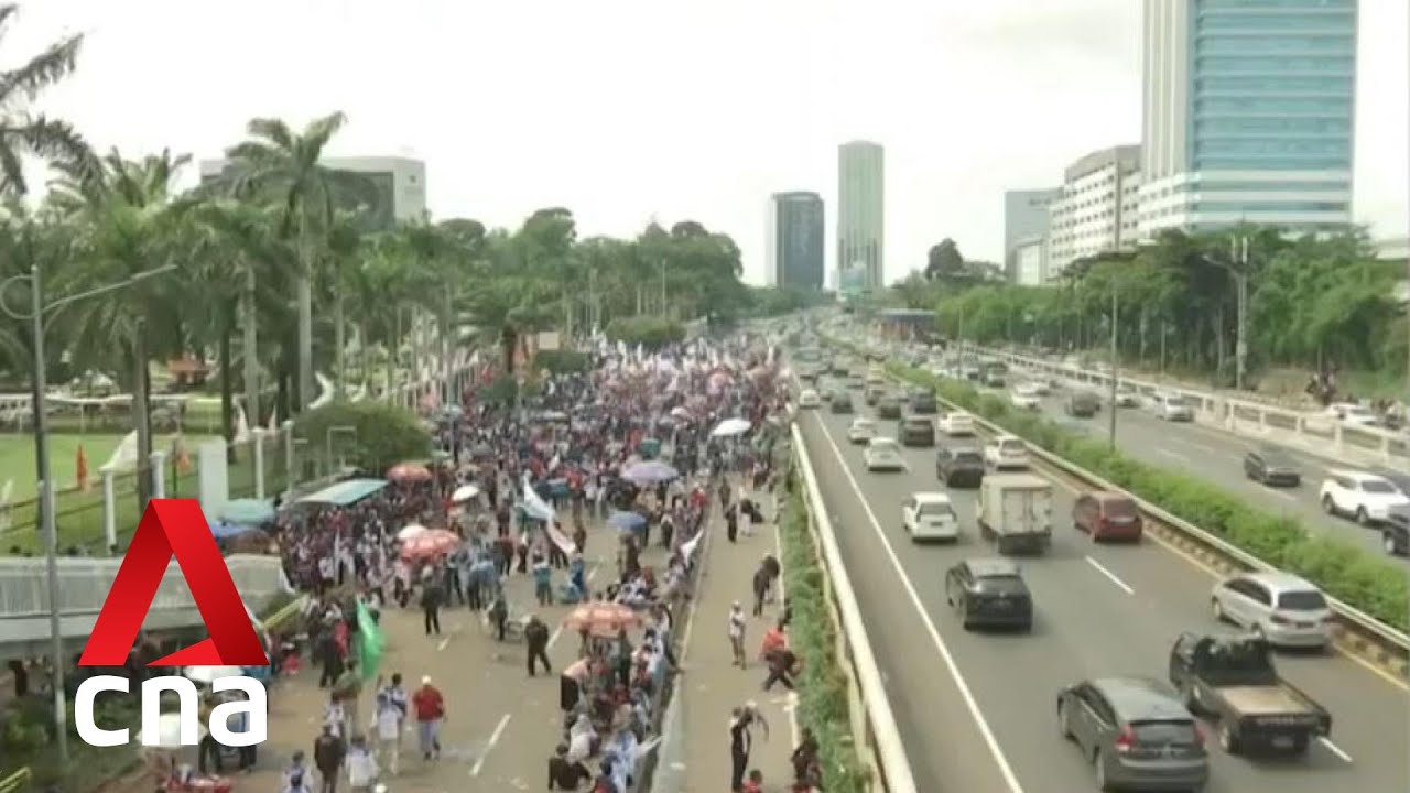 Indonesia court orders Jokowi govt to amend parts of controversial job creation law