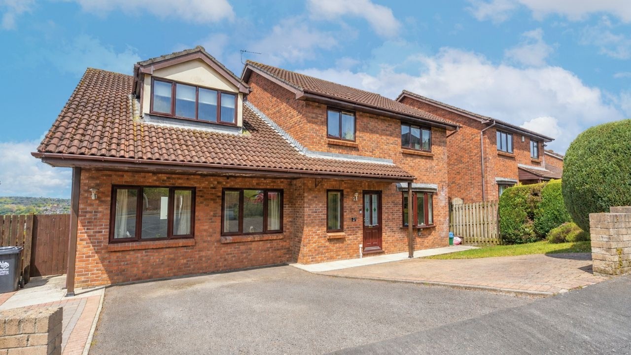 16 Parkwood Close