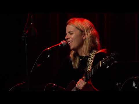 Aoife O'Donovan - You Turn Me On I'm a Radio (Live on eTown)