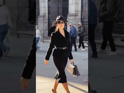 Timeless Elegance: The Classic Style Guide for Women #outfitideas #fashion #style