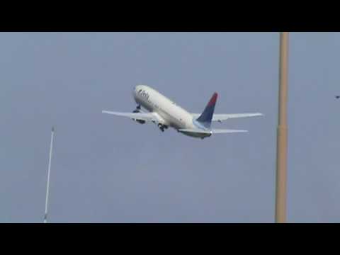 Delta Airlines 737-800 Take-off from Hewannorra