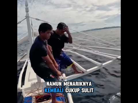 NELAYAN MENANGKAP IKAN MENGGUNAKAN DAUN PALEM
