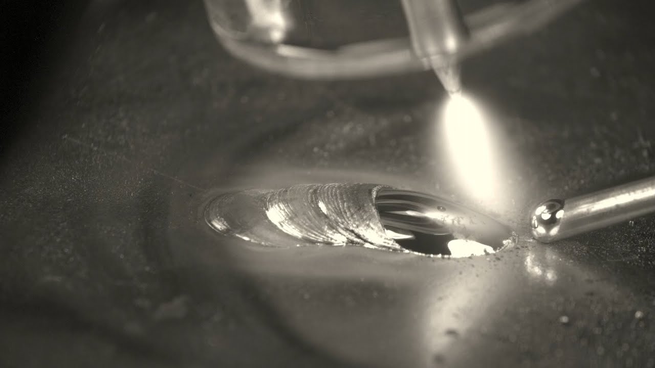 Welding visualization system uses intense pulsed lighting to outshine electric arc, laser cutter