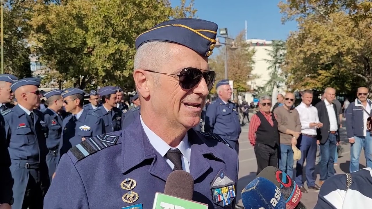 Παρέλαση της Διμοιρίας Επιδείξεων της Σ.Μ.Υ.Α. απόλαυσαν οι Λαρισαίοι ...