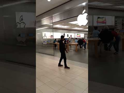 apple 🍎🍏 store @ cf masonville place on black Friday