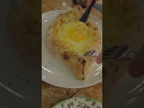 How to eat the authentic Georgian dish khachapuri? #georgia #tbilisi #batumi #food #foodie #local