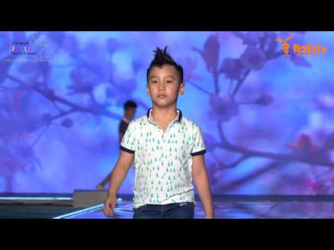MC Phan Anh và vợ con trình diễn thời trang