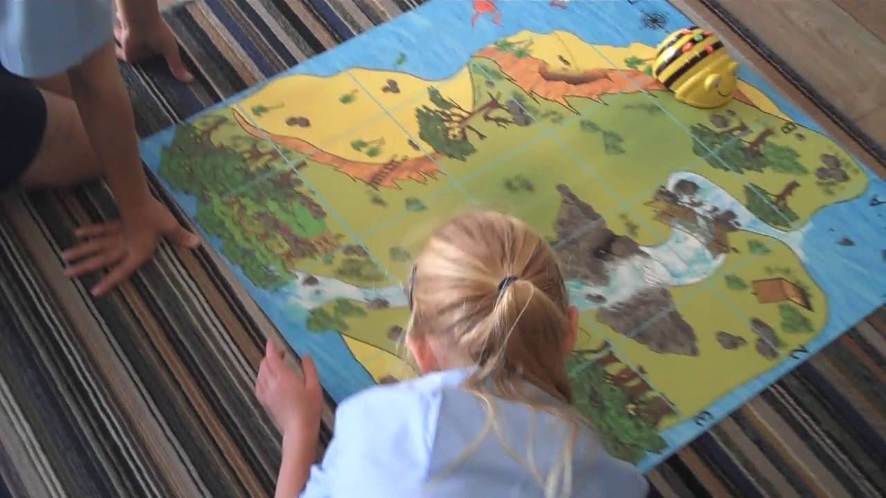 Level 1 students Using BeeBots IJGS