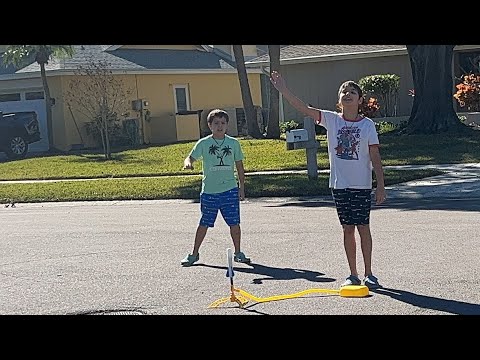 Stomp Rocket Original Jr. Glow Rocket Launcher for Kids - Soars 100 Ft - 7 Foam Rockets