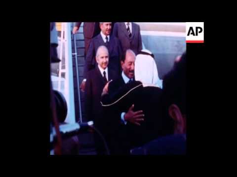 SYND 28 2 76 EGYPTIAN PRESIDENT SADAT ARRIVES TO ABU DABHI FOR A VISIT
