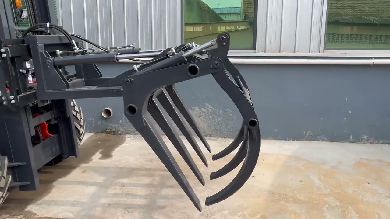 5ton rough terrain forklift with grabber in test running