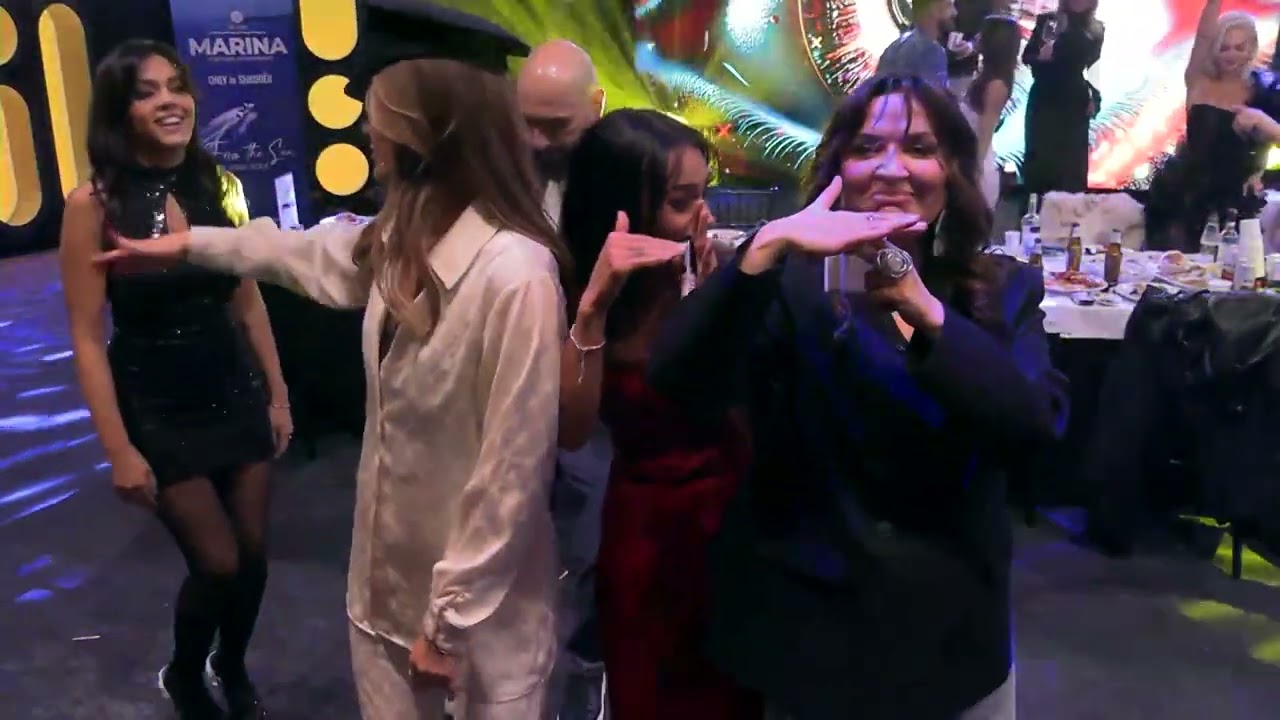 Vijon atmosfera pozitive/ Valbona kërcen me kapele ushtaraku në kokë ...