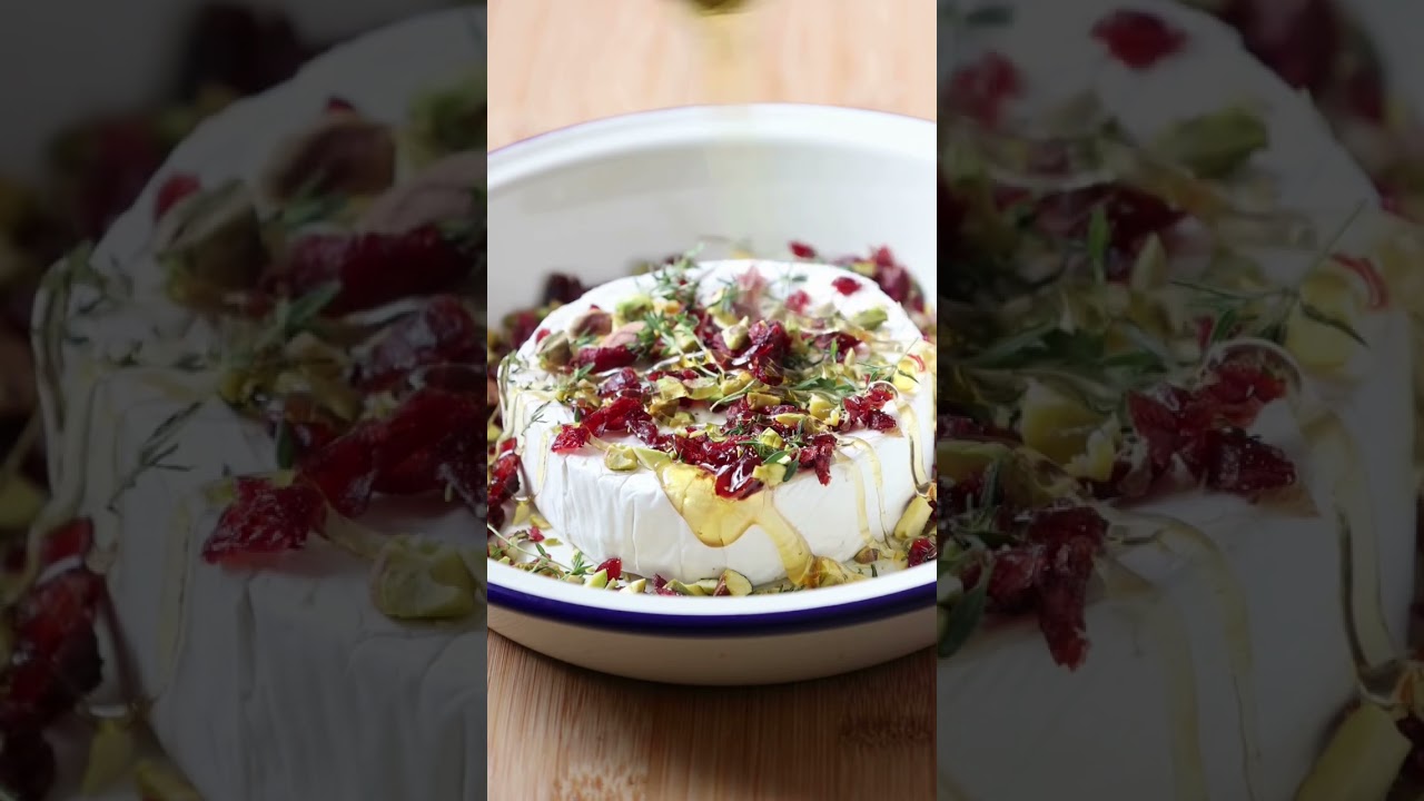Baked Brie with Pistachios, Cranberries, Honey & Thyme. Follow @thedelightfulcook for more recipes.⁣