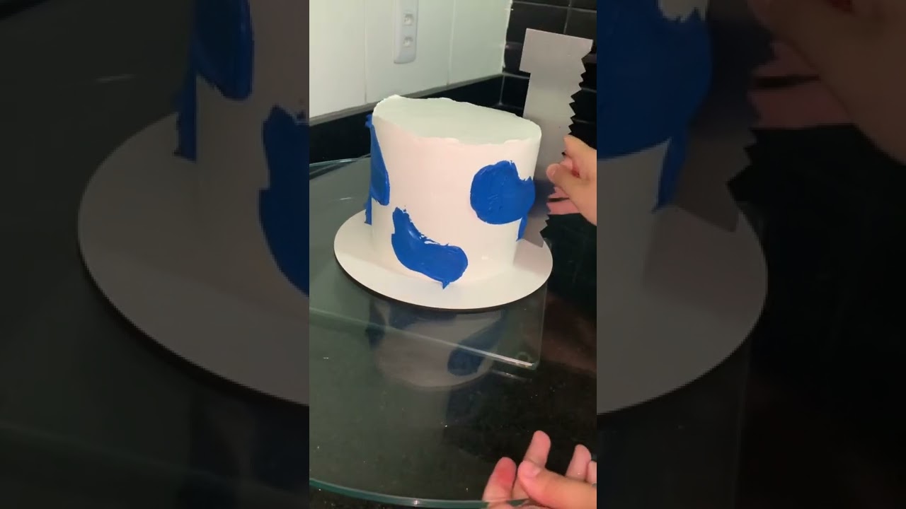 Decorating a cake with a blue marbled effect 🤩