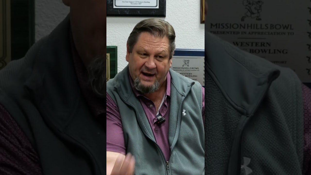 One hand bowlers must avoid doing this with their hand. Mark Baker explains #bowling #bowlingtips