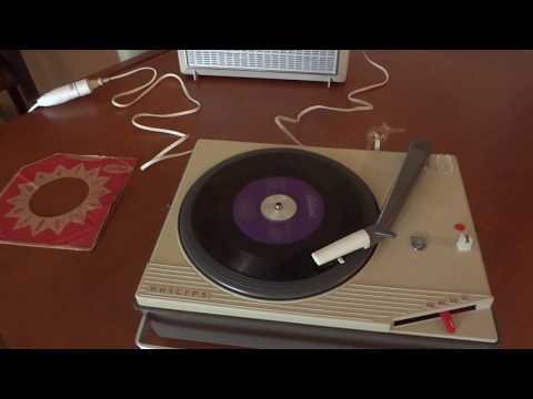 Frank Sinatra on my PHILIPS portable record player (with lyrics)