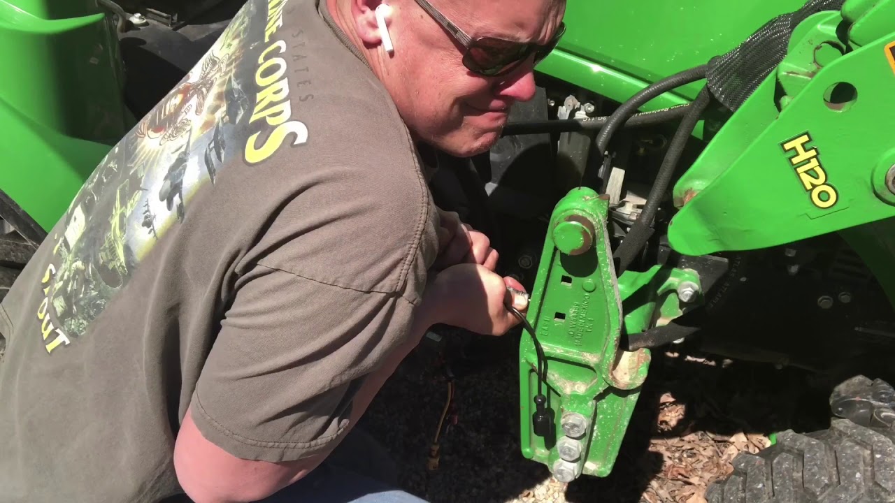 John Deere 1023e 1025r Hydraulic Line Won’t Insert. FIX!!!!  Can’t Get Hydraulic Line Back In
