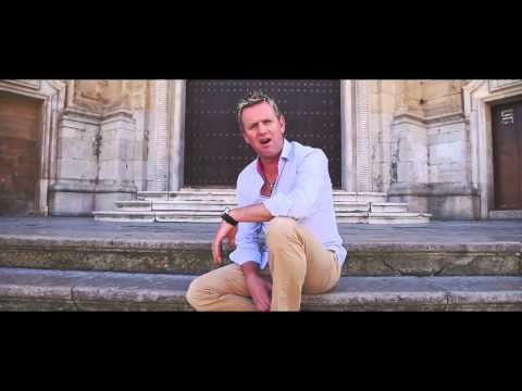 Mike Denver plays the Royal Theatre